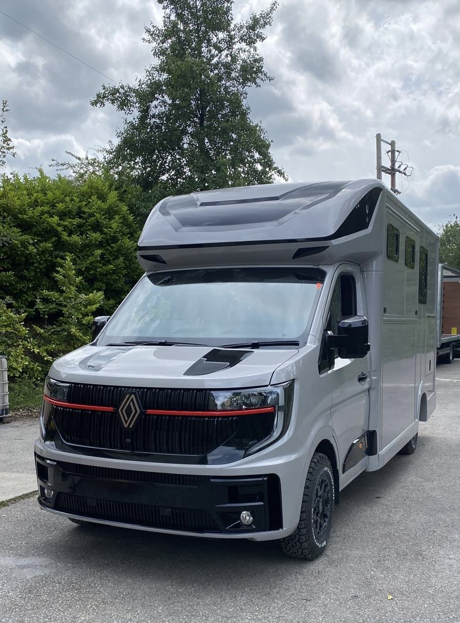 New Modern Renault HorseBox | Cooper Car & Commercial